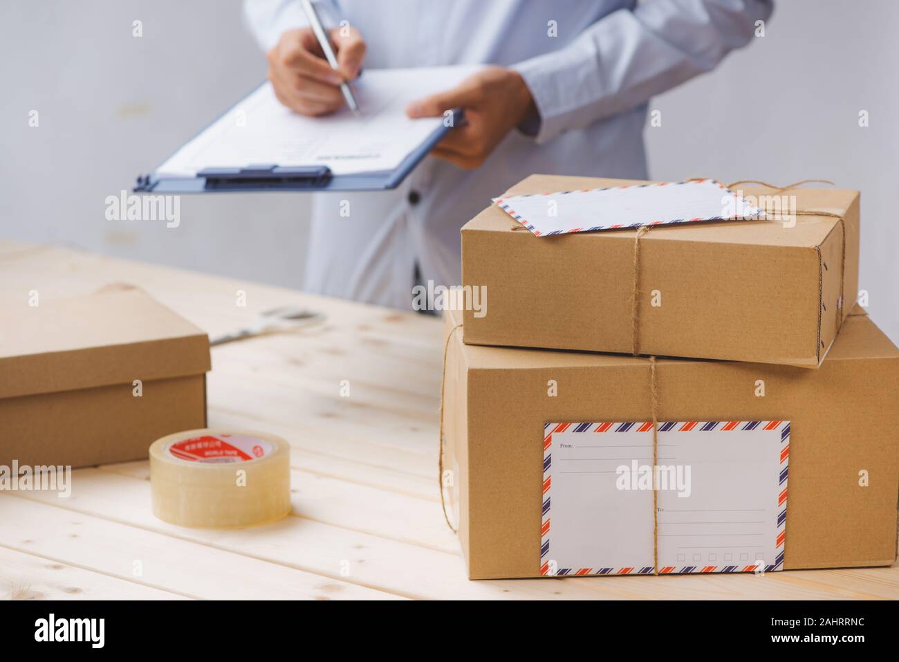 Courier hands hi-res stock photography and images - Alamy