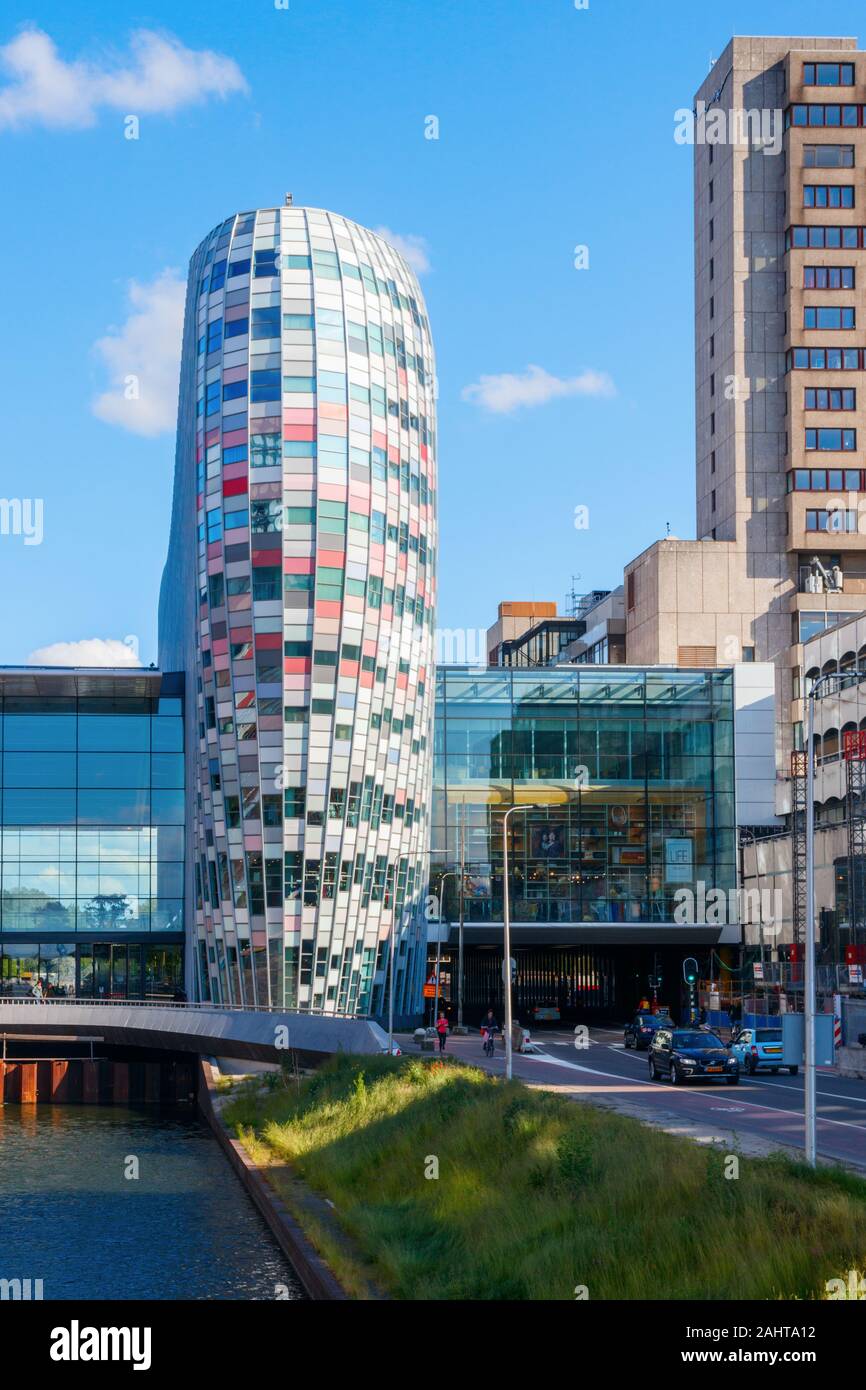 Hoog Catharijne shopping mall with the Poortgebouw (Gate Building) on a ...