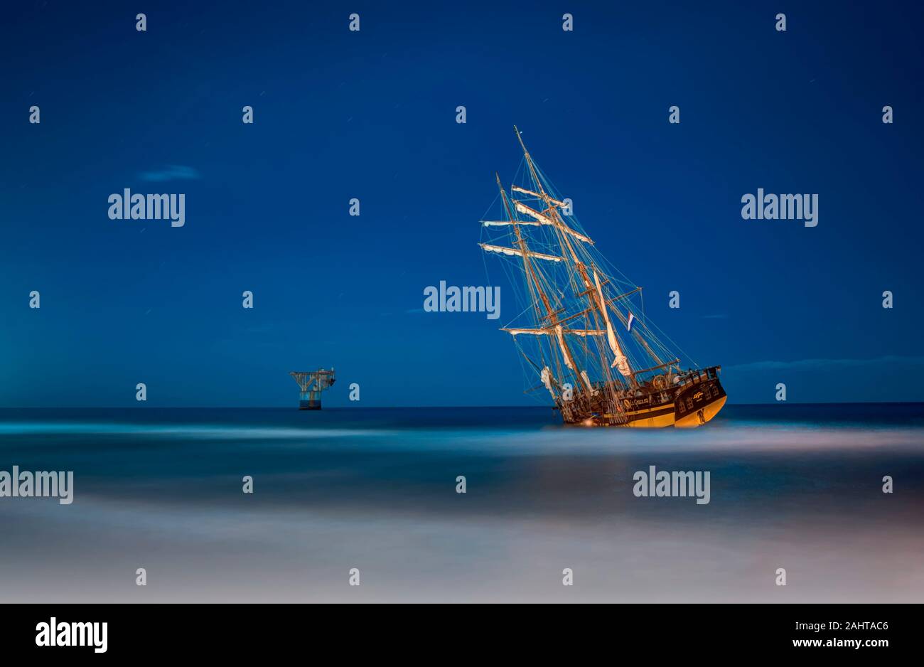 Night time sailing hi-res stock photography and images - Alamy