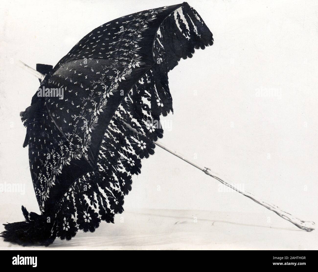 Parasol. 1868–1888. France. Silk, satin weave; embroidered with silk ...