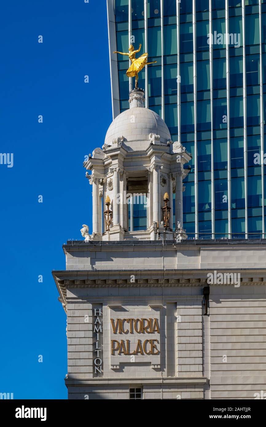 LONDON, UK - SEPTEMBER 27, 2018: Sign and the gilded statue of ballerina Anna Pavlova on top of ...