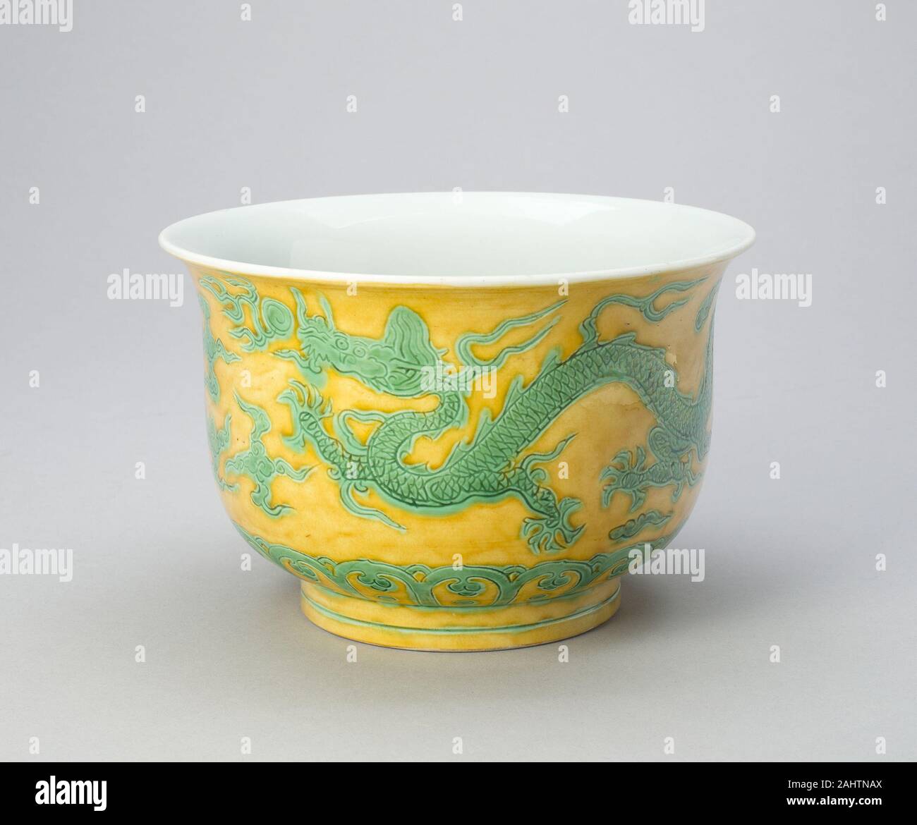 Pearl chasing dragons hi-res stock photography and images - Alamy