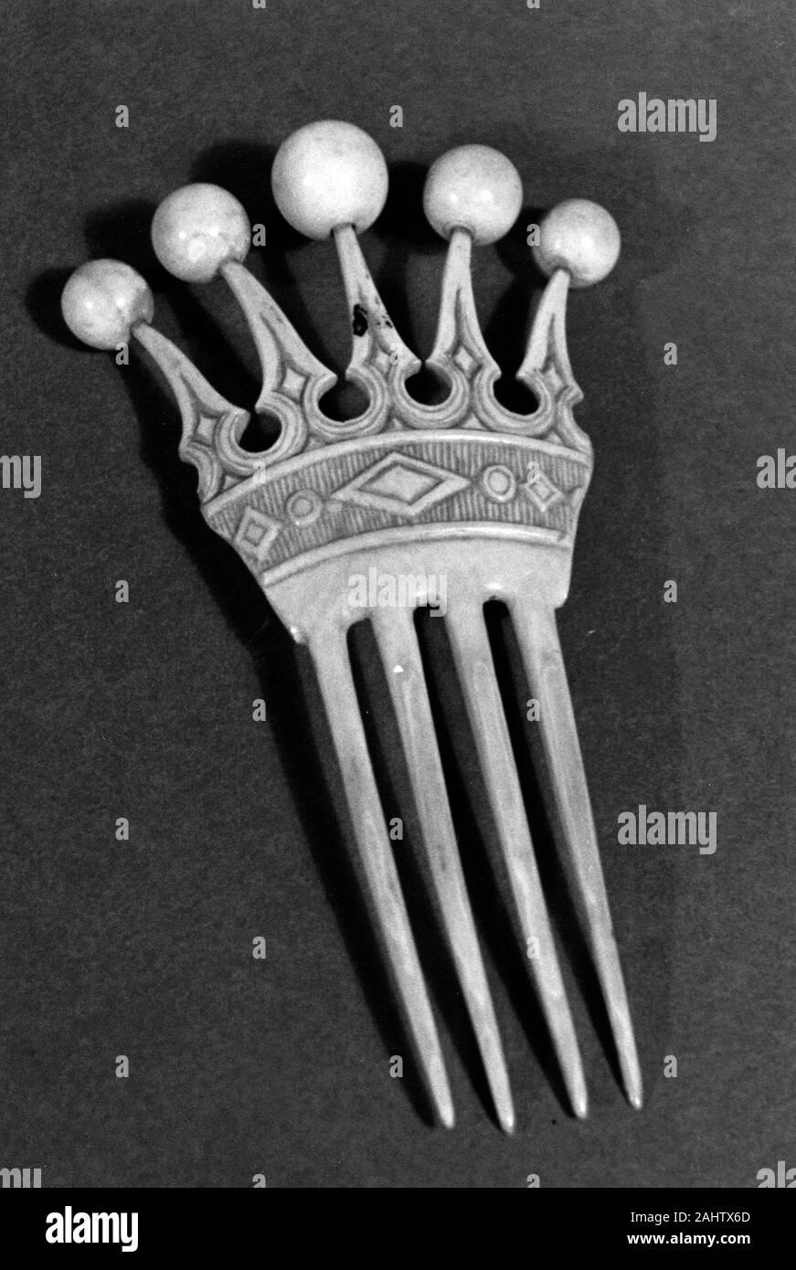 Ivory comb hi-res stock photography and images - Alamy