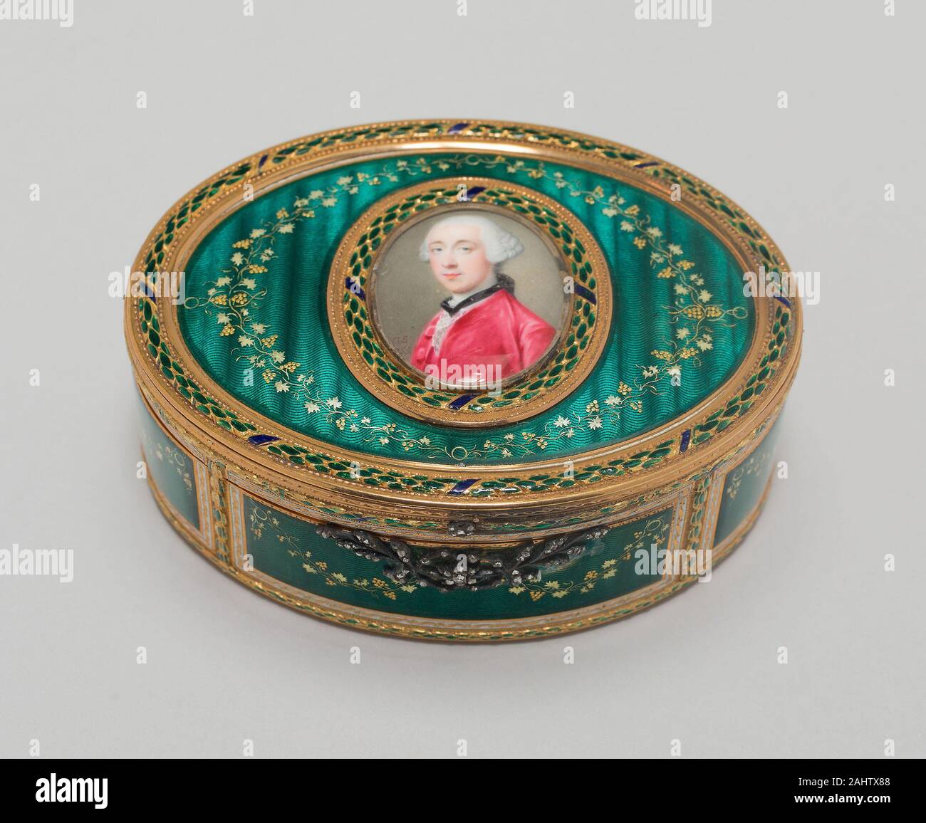 Gold enamel and brilliants hi-res stock photography and images - Alamy