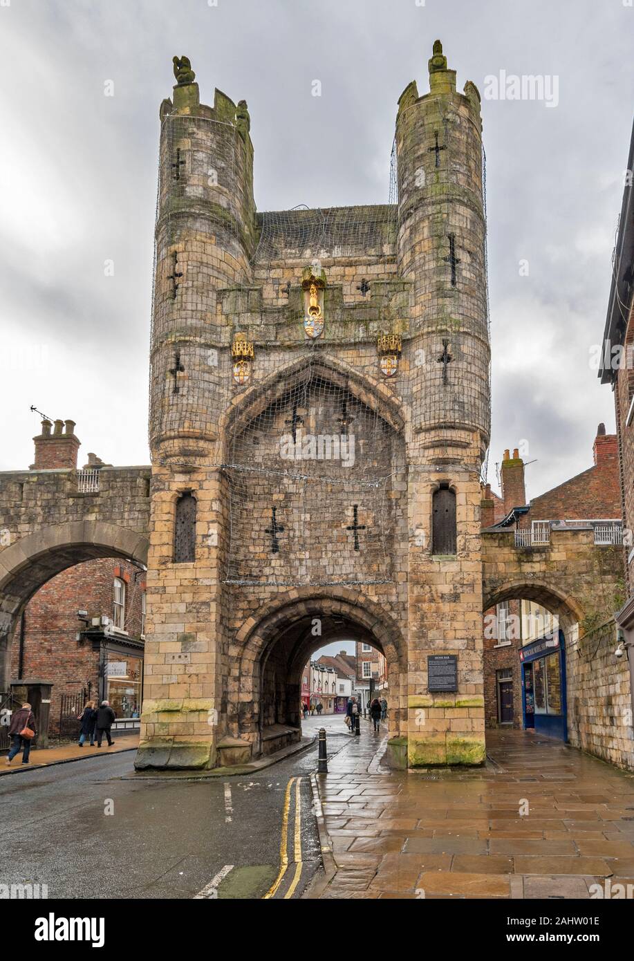 YORK ENGLAND MONK BAR OR GATE WITH STATUES HOLDING STONES READY TO ...