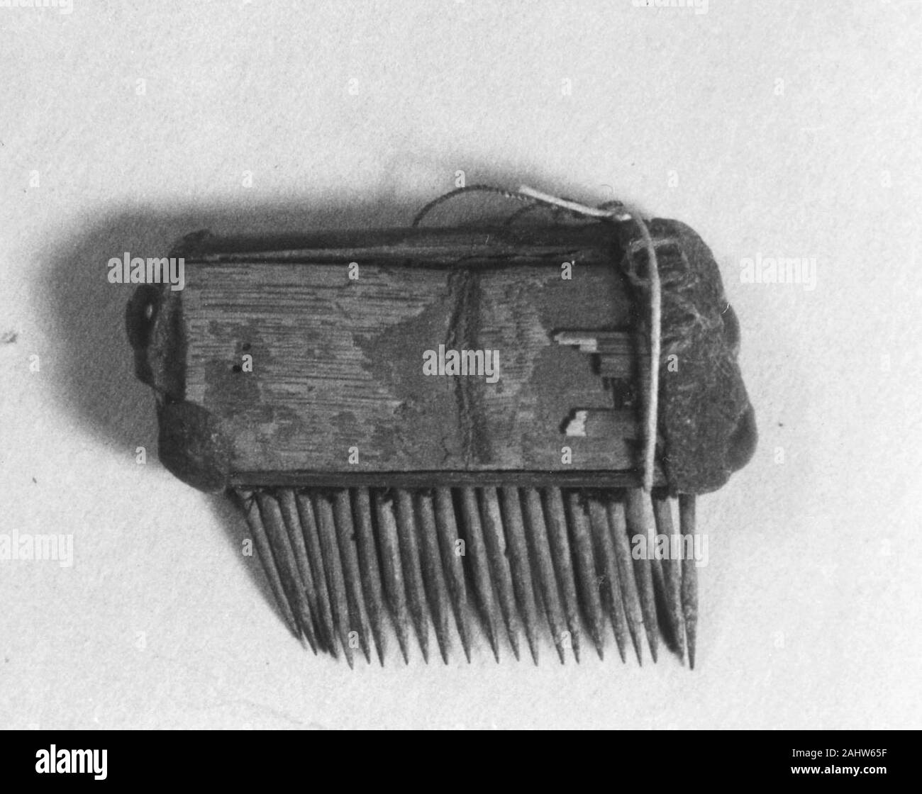 Traditional weaving loom thread Black and White Stock Photos & Images ...