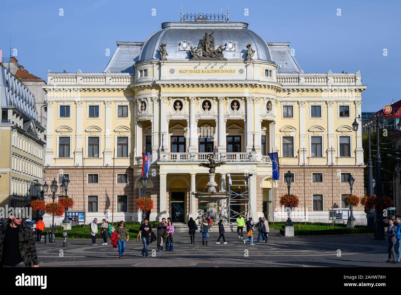 Palace theatre statue hi-res stock photography and images - Alamy