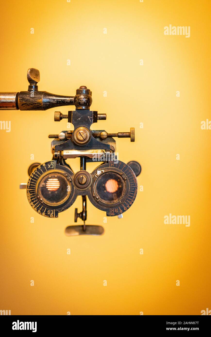 old Opthamologist’s Eye-Testing Device in Holmes Medical Museum Foley ...