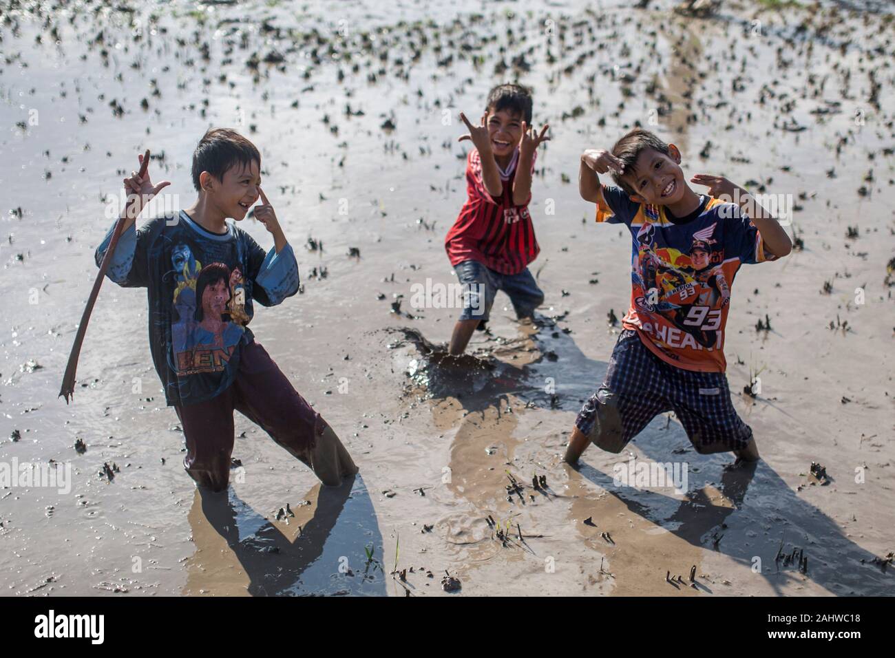 Children in mud hi-res stock photography and images - Alamy