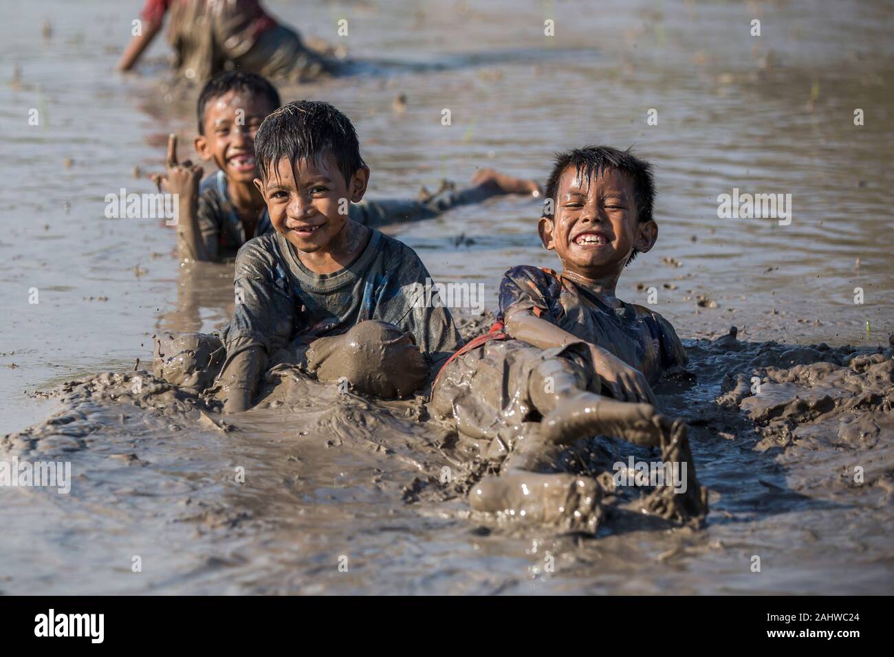 Children in mud hi-res stock photography and images - Alamy