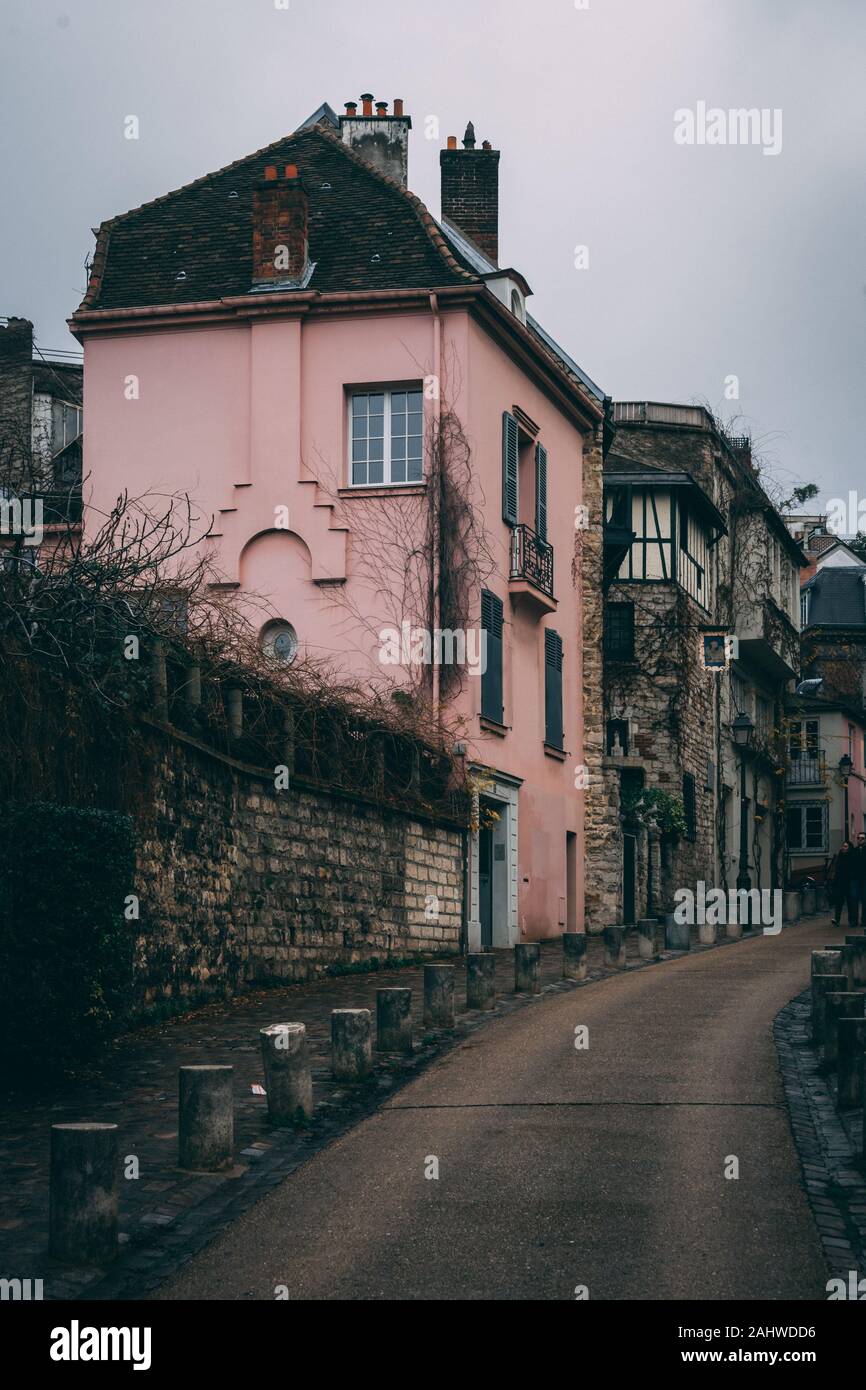 Pink house along Rue de l'Abreuvoir, in Montmartre, Paris, France Stock ...