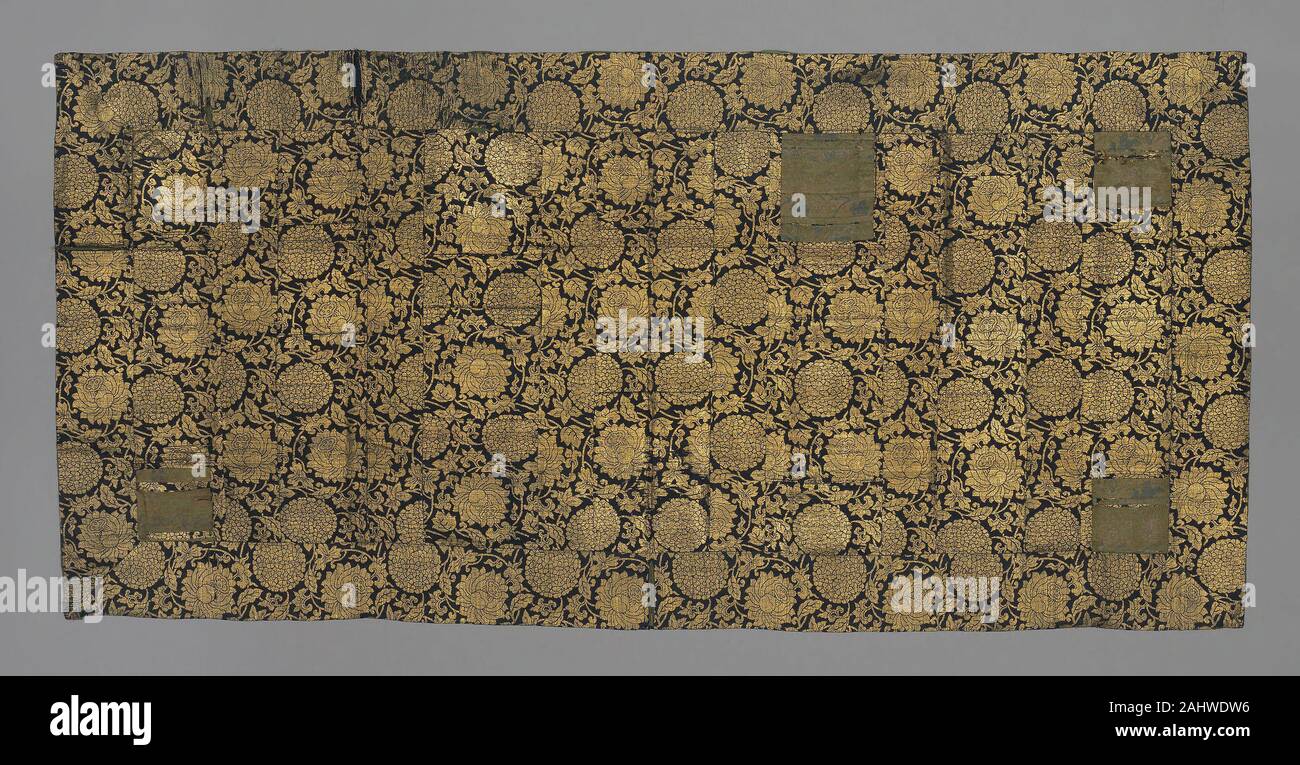 Plain compound twill silk gilt paper hi-res stock photography and ...