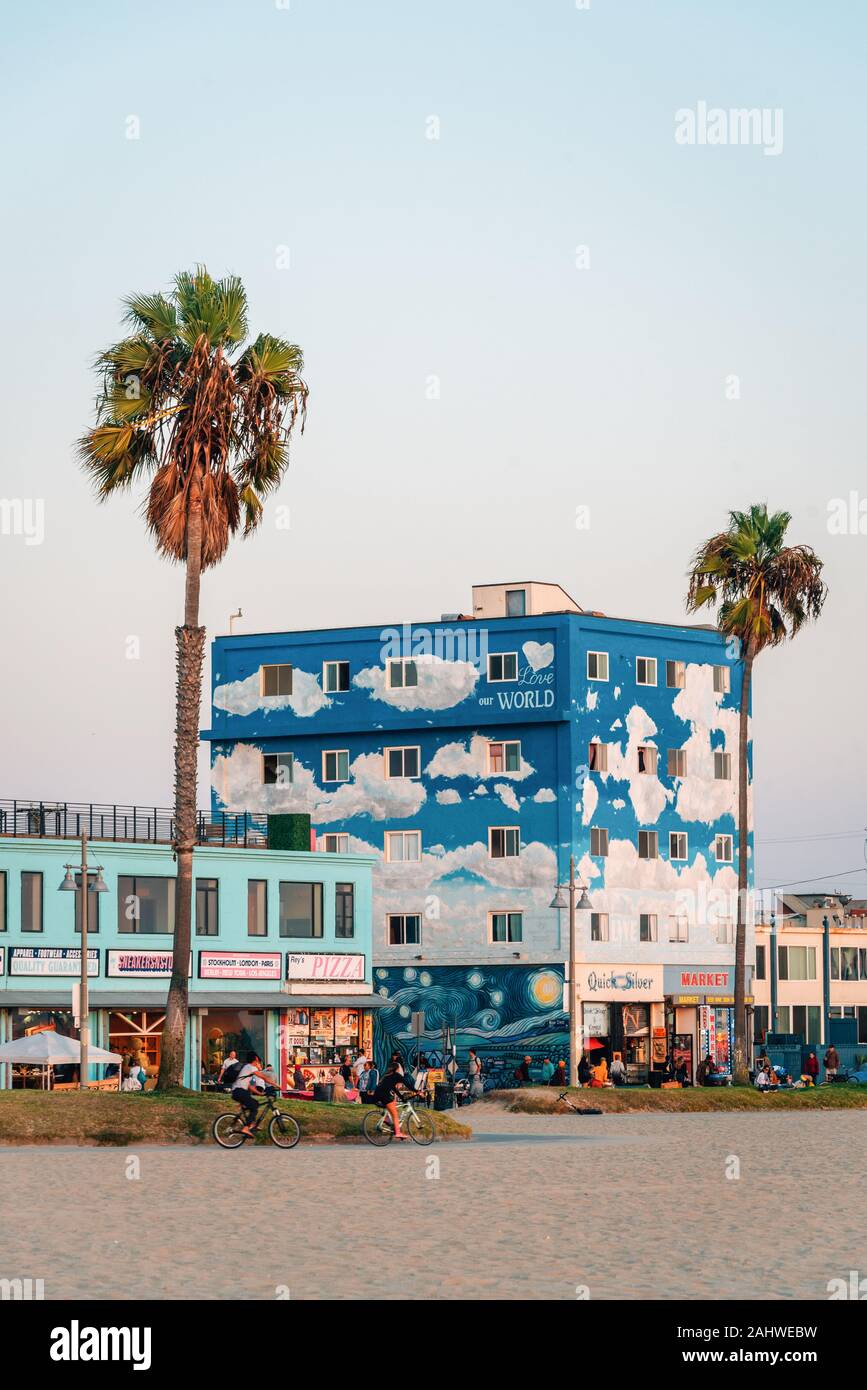 Buildings along the Oceanfront Walk in Venice Beach, Los Angeles ...