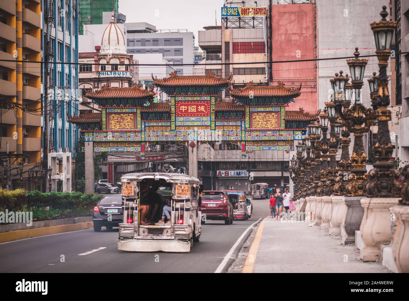 The Chinatown Arch, in Binondo, Manila, The Philippines Stock Photo - Alamy