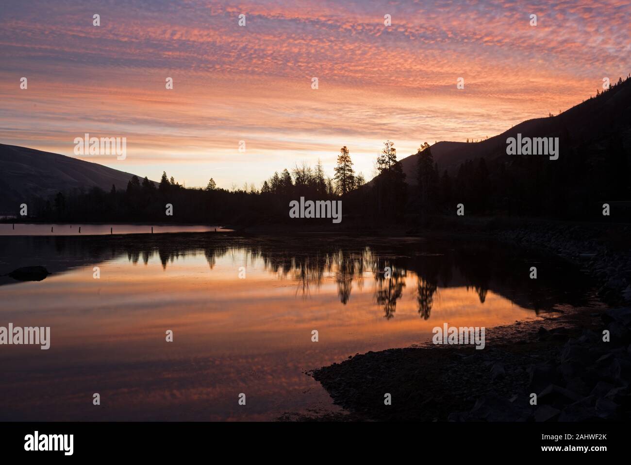 Sunrise at Mayer State park in Rowena, Oregon in winter Stock Photo - Alamy