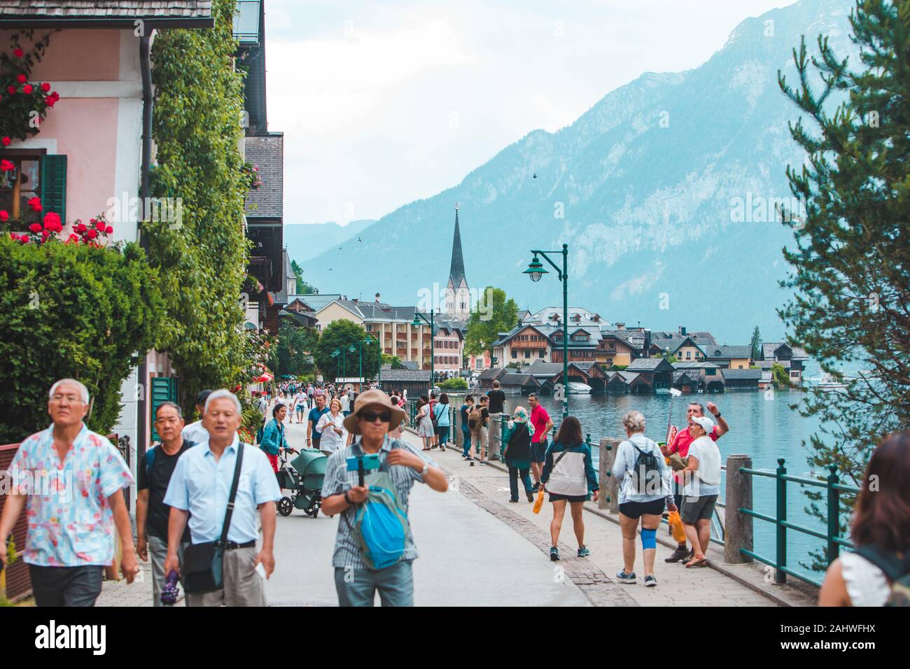 Hallstatt tourists hi-res stock photography and images - Alamy