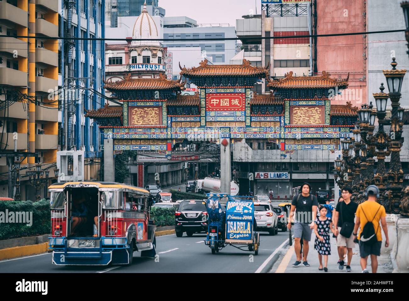 The Chinatown Arch, in Binondo, Manila, The Philippines Stock Photo - Alamy