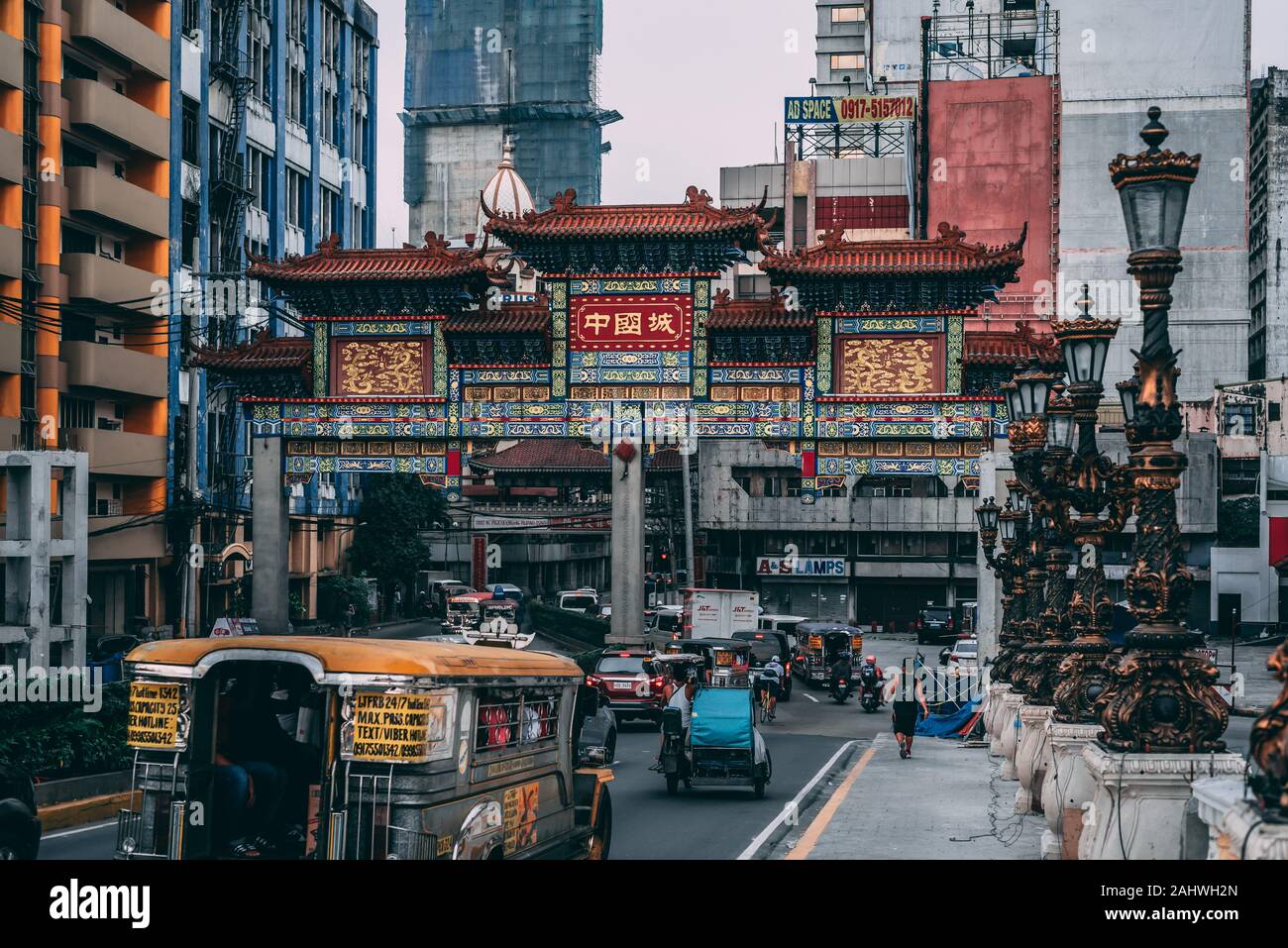 The Chinatown Arch, in Binondo, Manila, The Philippines Stock Photo - Alamy