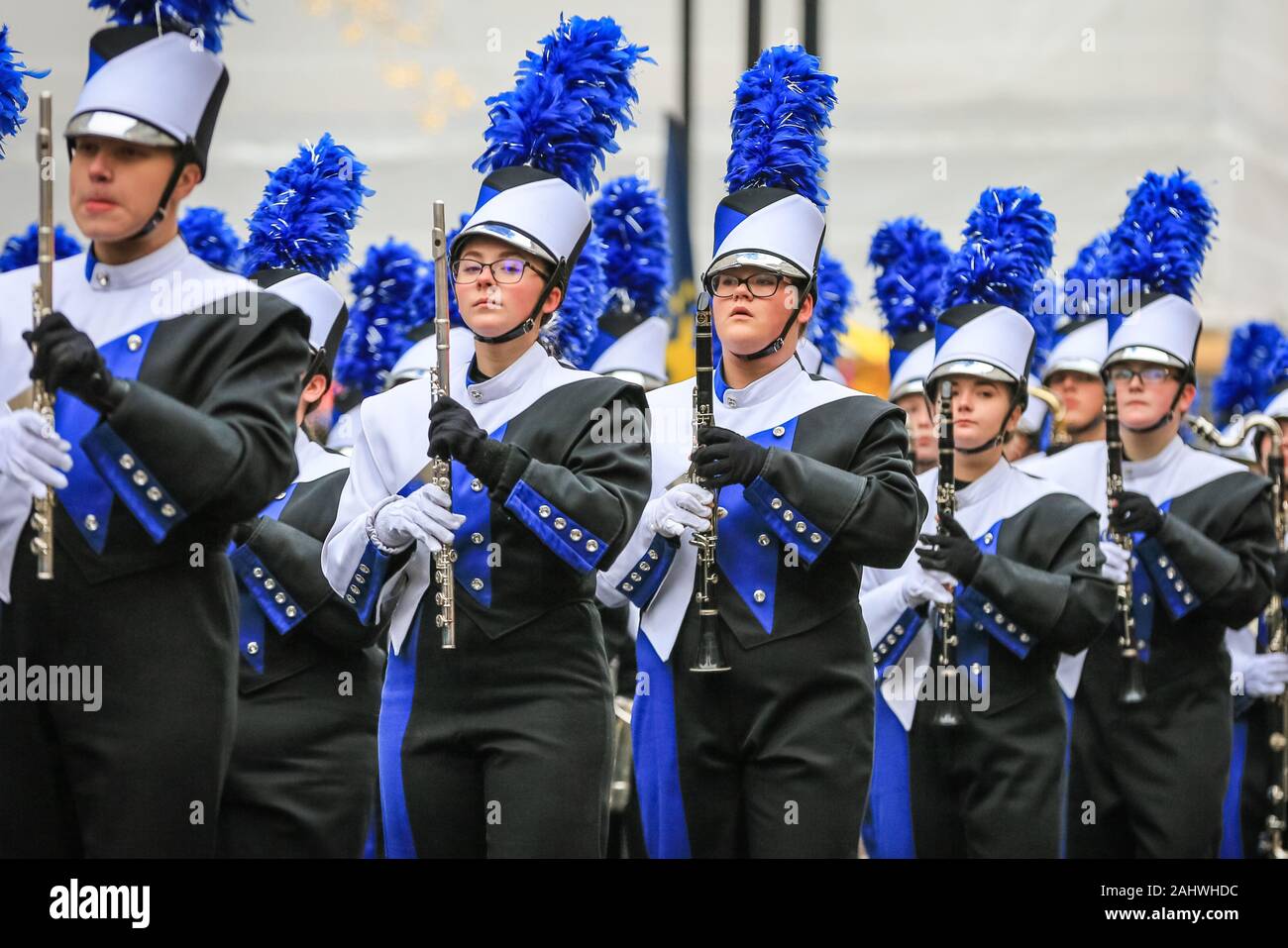 High school cheerleaders performing hi-res stock photography and images ...