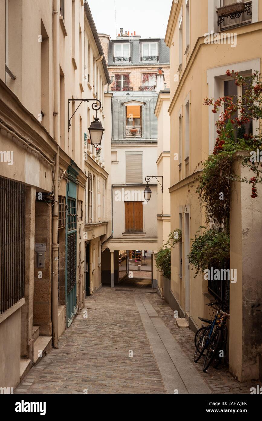 A street scene in Paris, France Stock Photo - Alamy