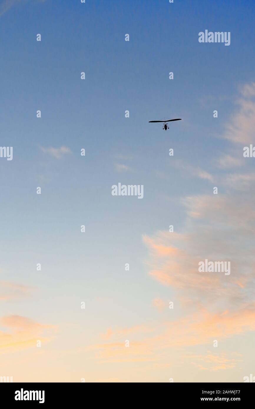 Silhouette microlight glider light aircraft hi-res stock photography ...