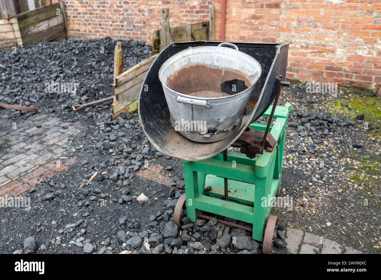 Coal yard hi-res stock photography and images - Alamy