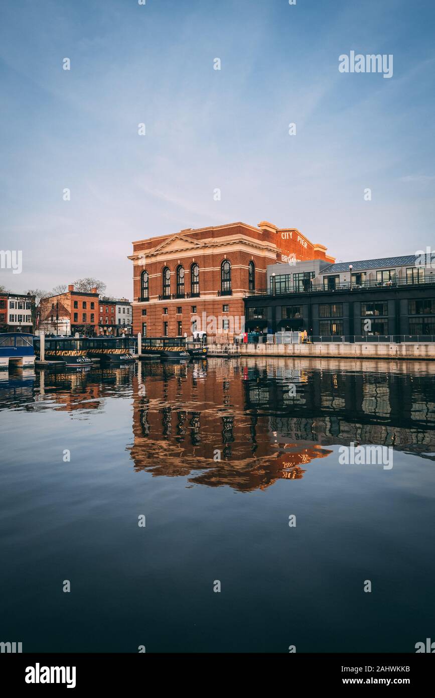 Broadway pier hi-res stock photography and images - Alamy