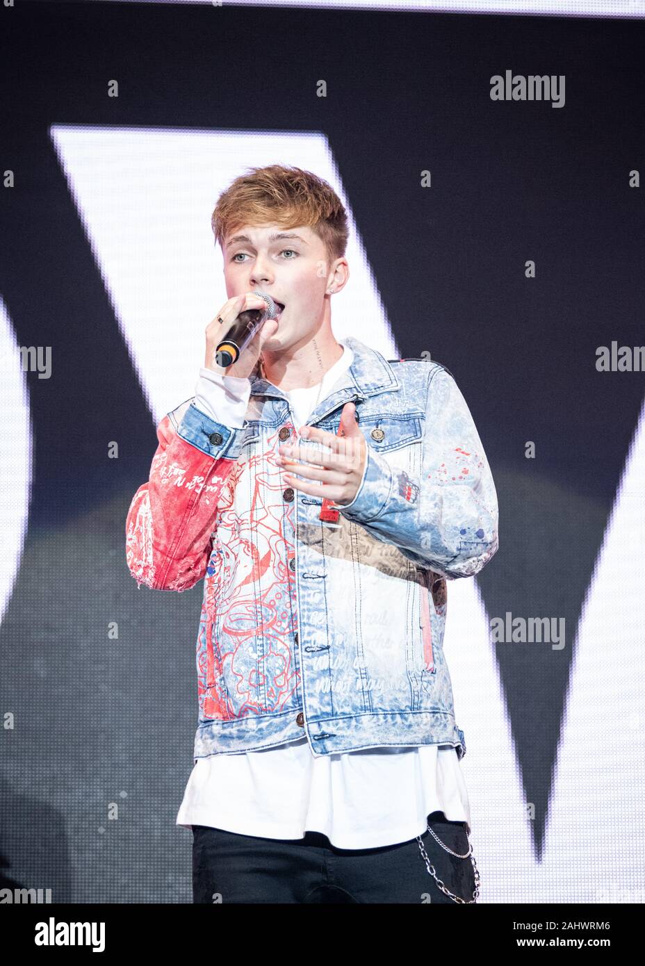 Pop star HRVY entertains a sold out the 2019 Hits Live event in ...