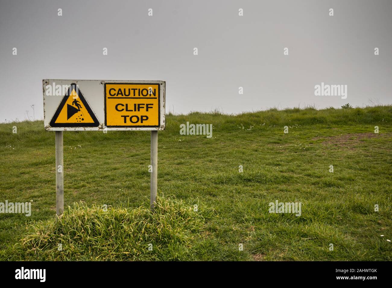 Cliff top warning sign in hi-res stock photography and images - Alamy