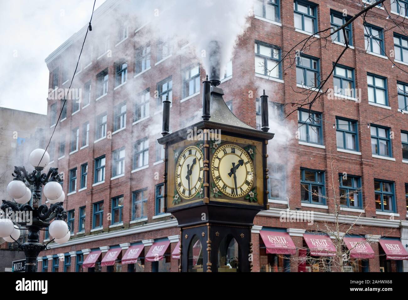 Fog steam clock hi-res stock photography and images - Alamy
