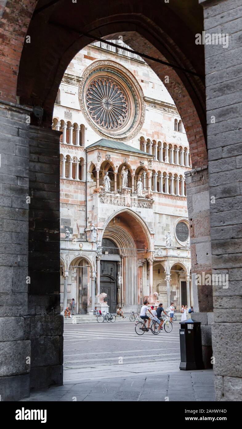 Cremona city square hi-res stock photography and images - Alamy