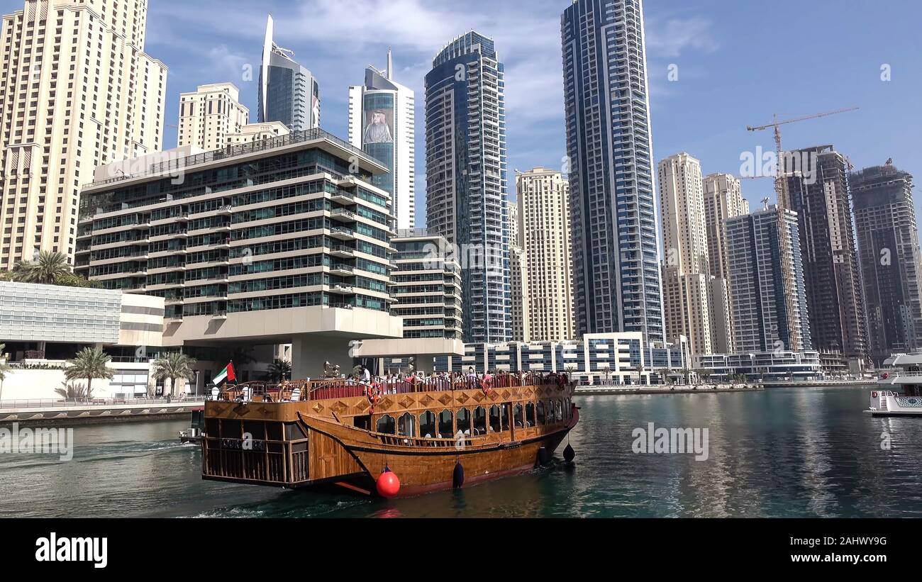Dubai desert skyline hi-res stock photography and images - Alamy