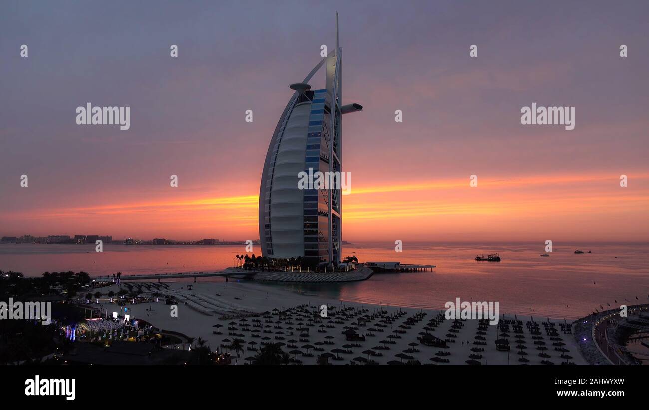 Dubai skyline beach hi-res stock photography and images - Alamy
