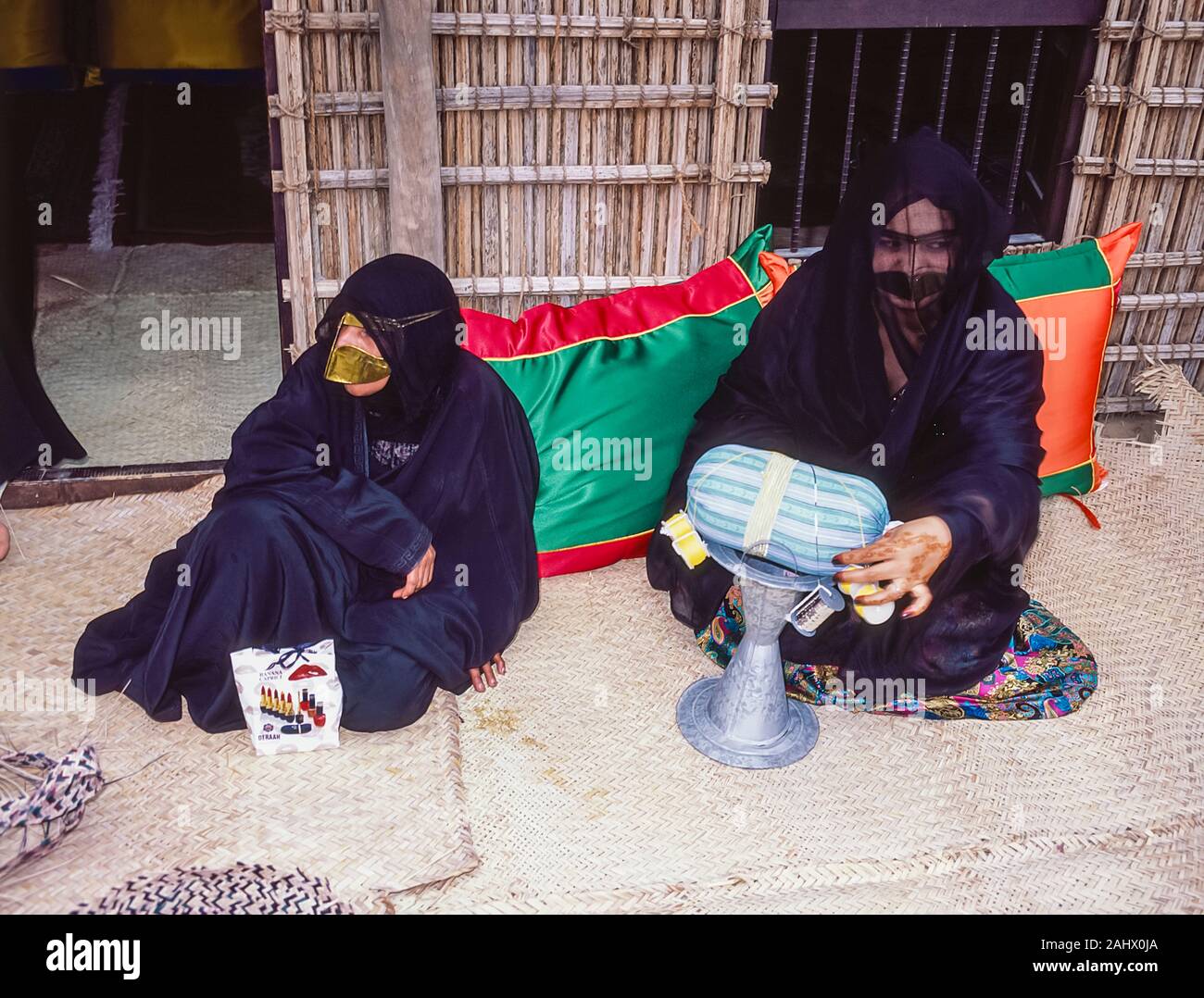 Bedouin weaving uae hi-res stock photography and images - Alamy