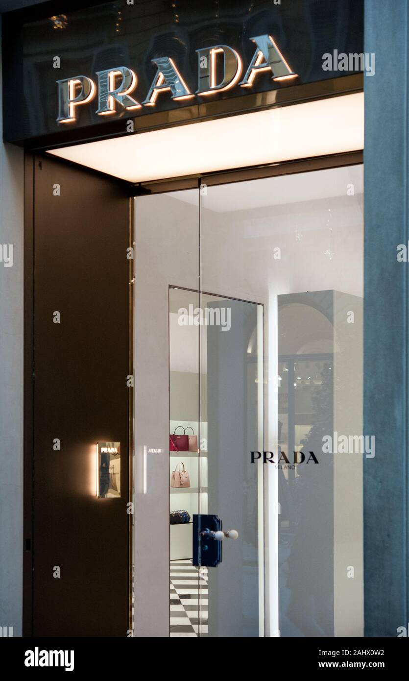 Shopping in style hi-res stock photography and images - Alamy