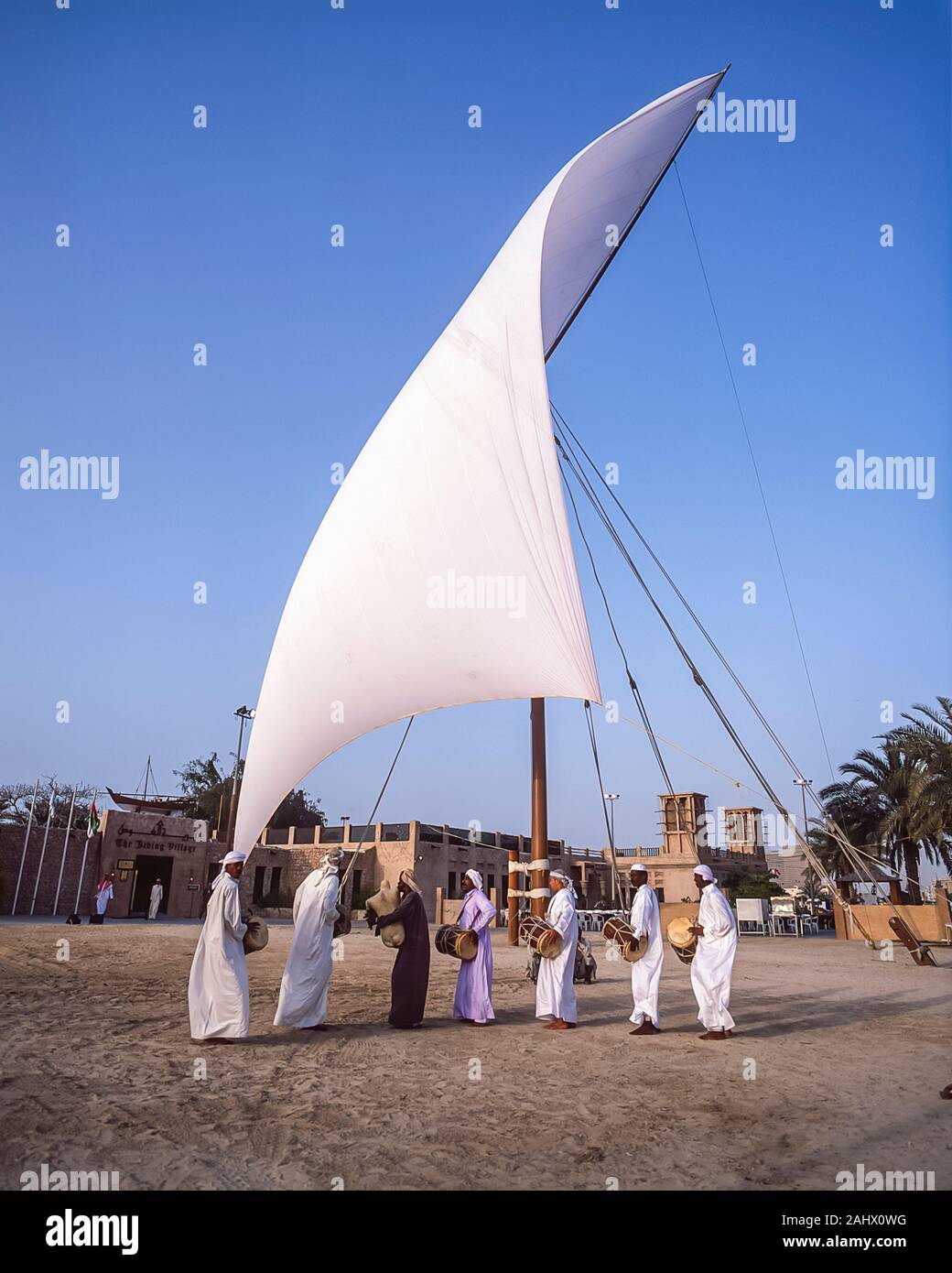 Uae heritage dance hi-res stock photography and images - Alamy