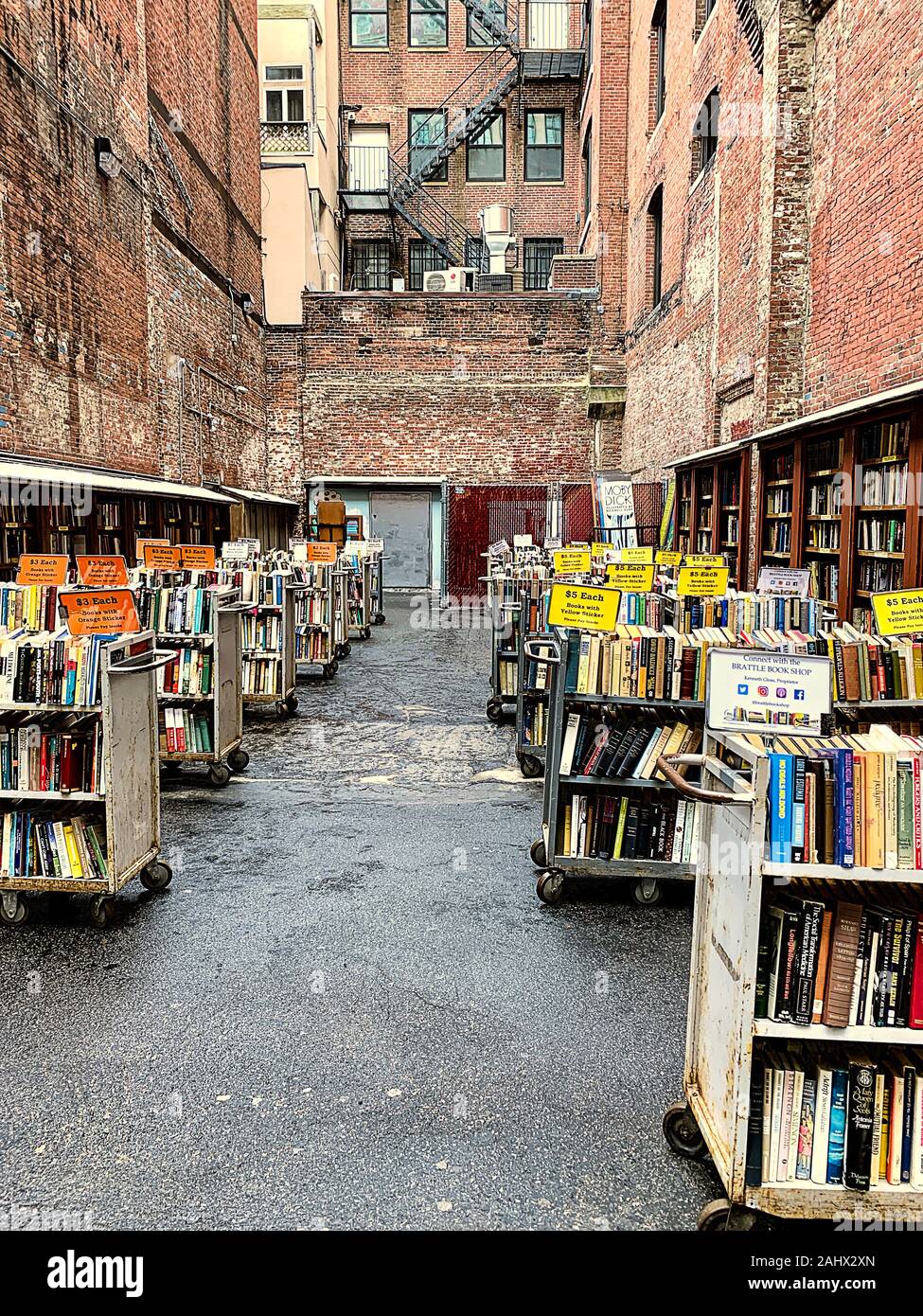 Book racks hi-res stock photography and images - Alamy
