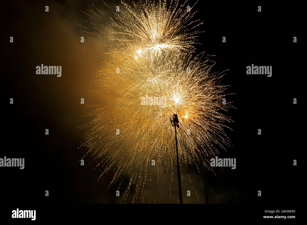 Yellow fireworks hi-res stock photography and images - Alamy
