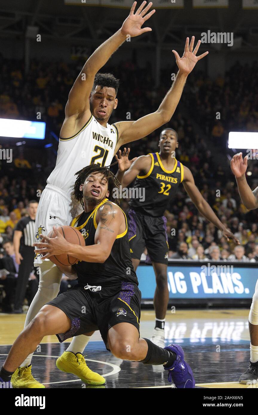 Ecu pirates cheerleaders hi-res stock photography and images - Alamy