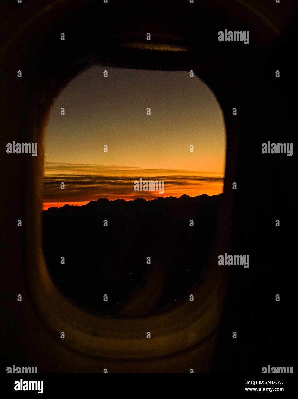 Plane window view night hi-res stock photography and images - Alamy