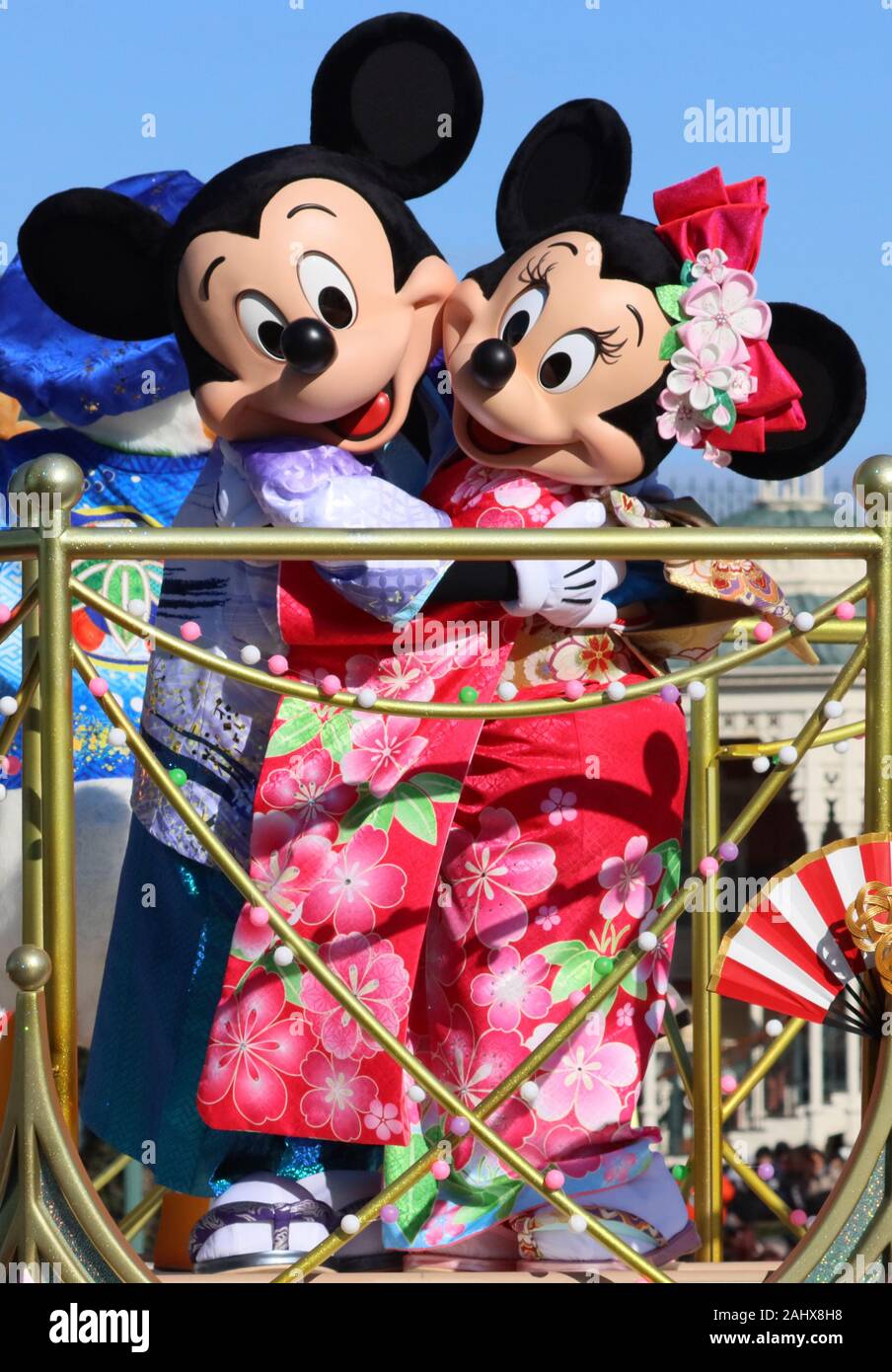 Mickey mouse and minnie mouse float hi-res stock photography and images ...