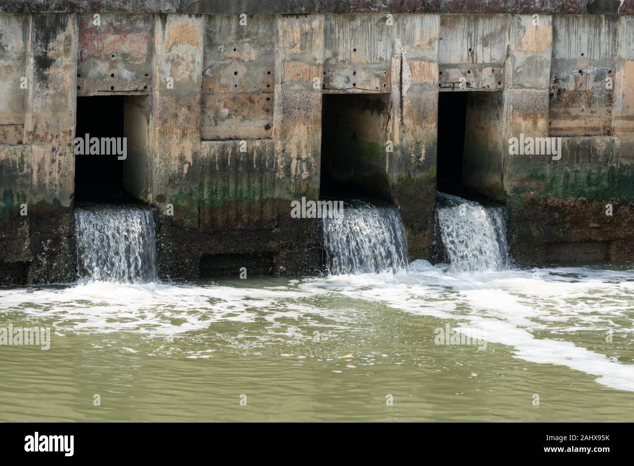 Factory polluting water hi-res stock photography and images - Alamy