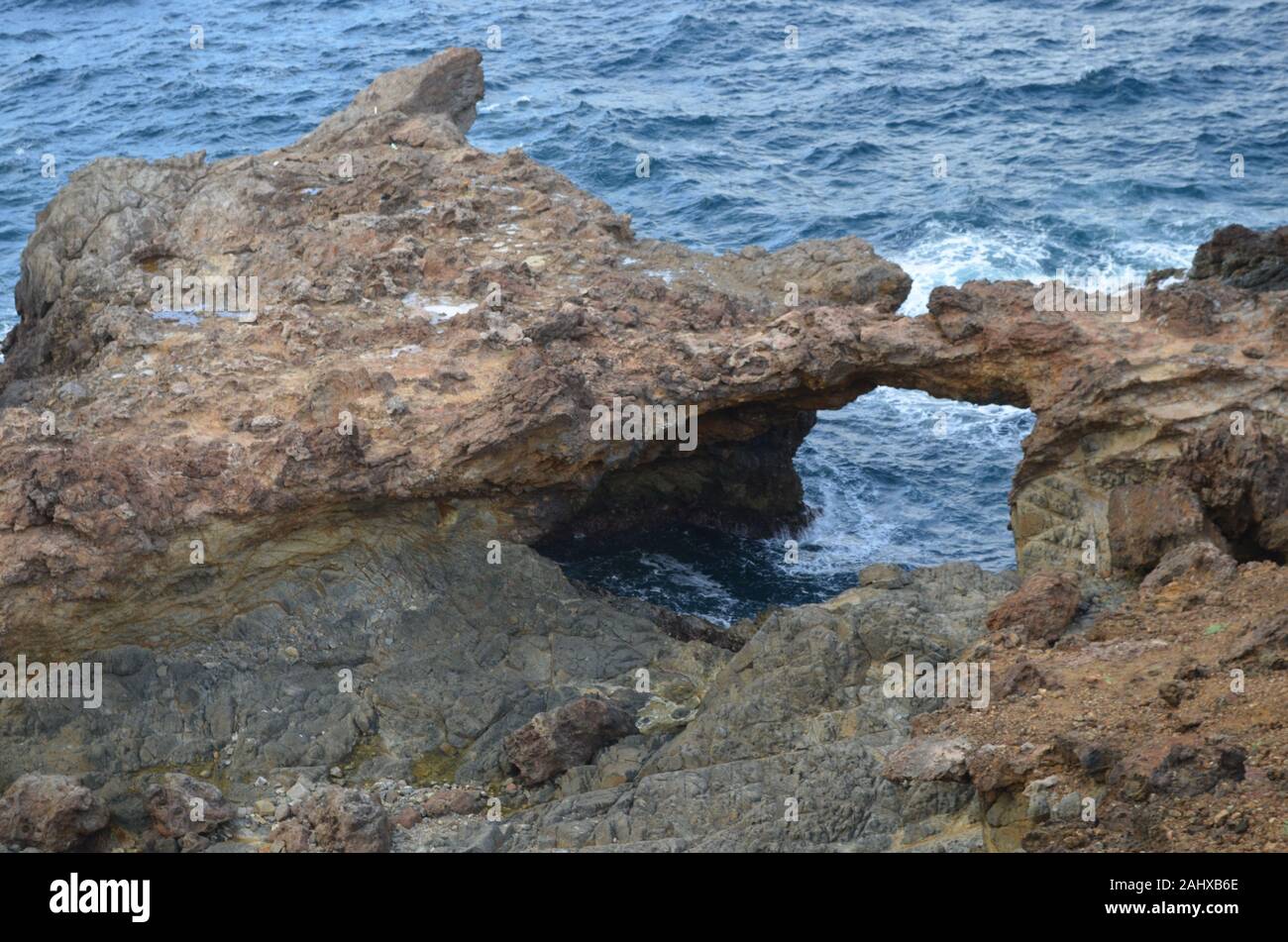 Aruba rock bridge/hole Stock Photo - Alamy