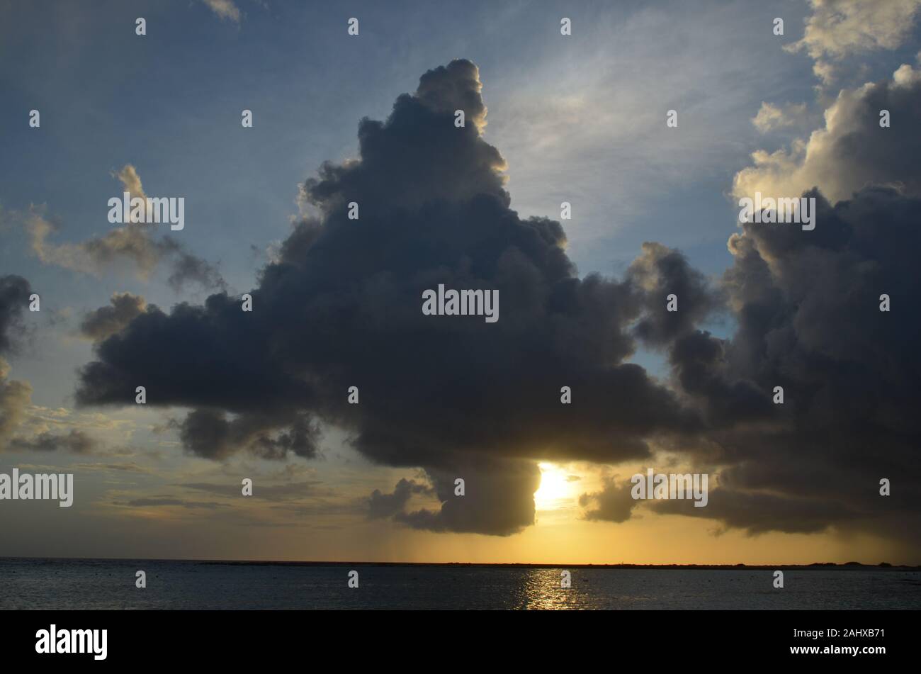 Aruba sunset golden light Stock Photo - Alamy