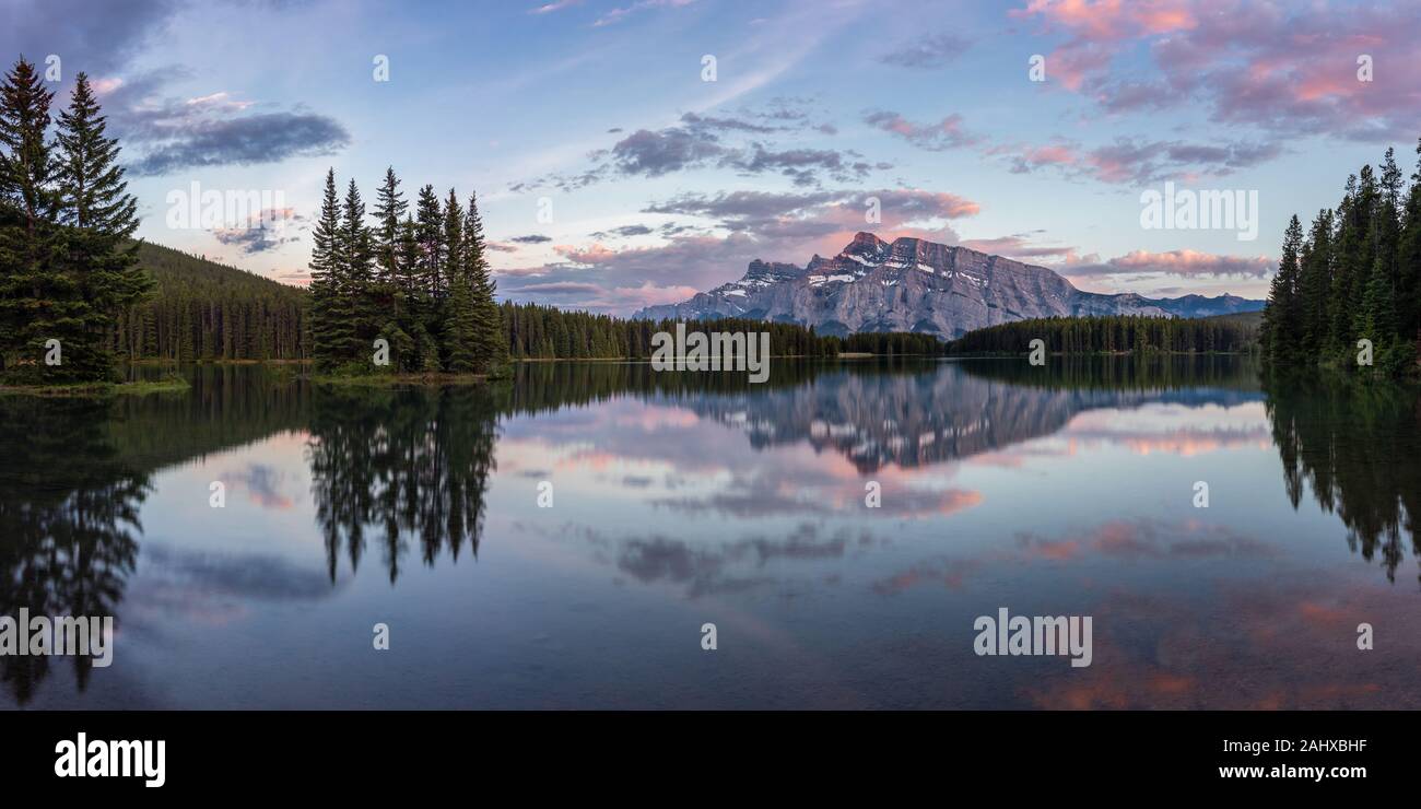 Lake reflections dusk mountains banff hi-res stock photography and ...