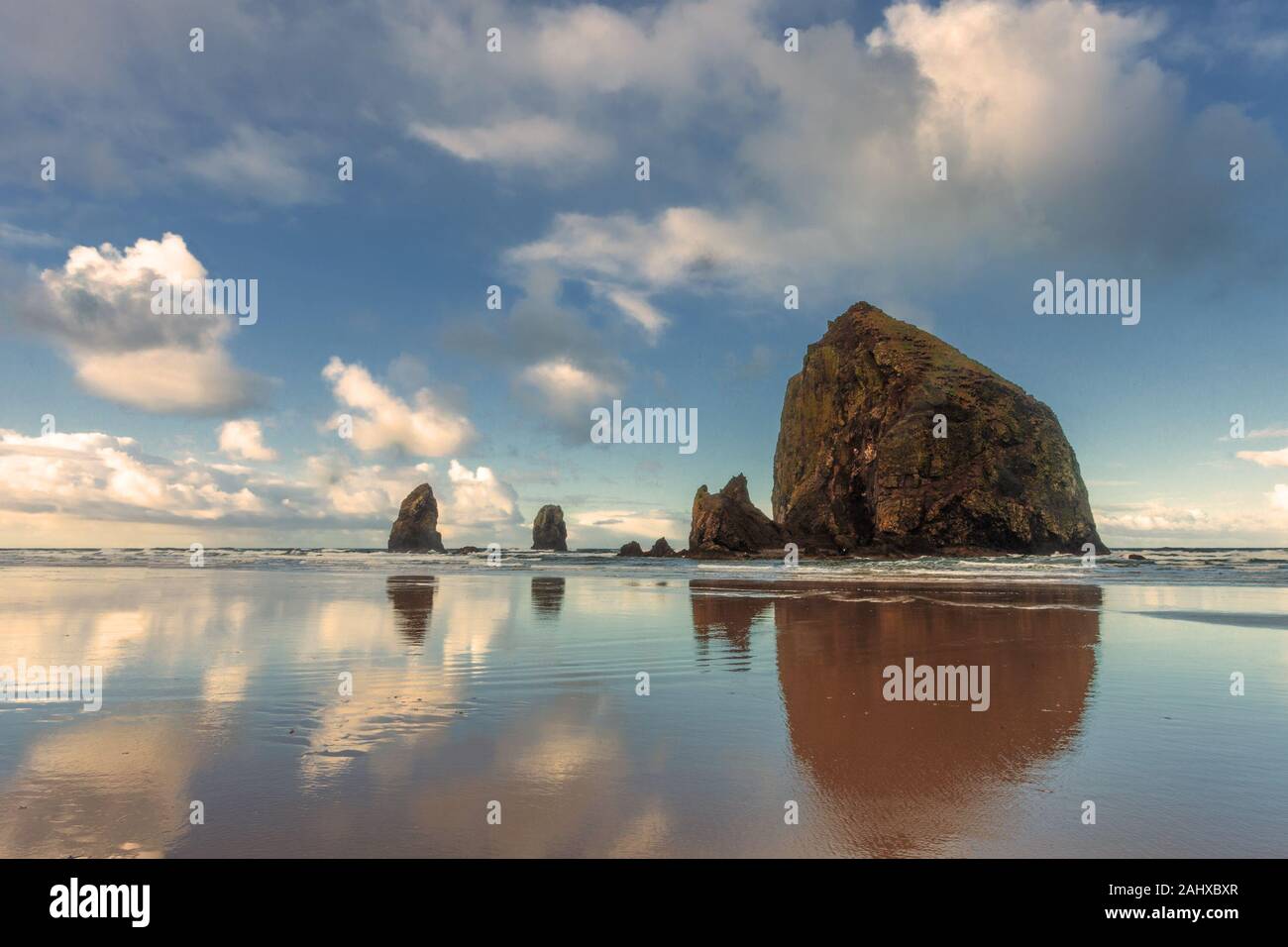 Cannon Beach and it's iconic Haystack Rock Stock Photo - Alamy