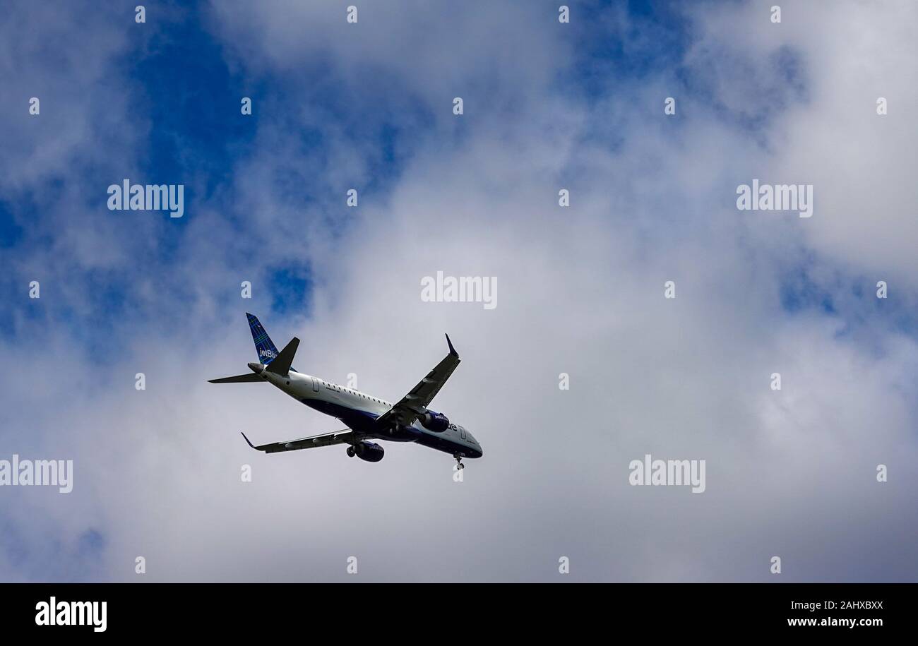 Jetblue airplane hi-res stock photography and images - Alamy