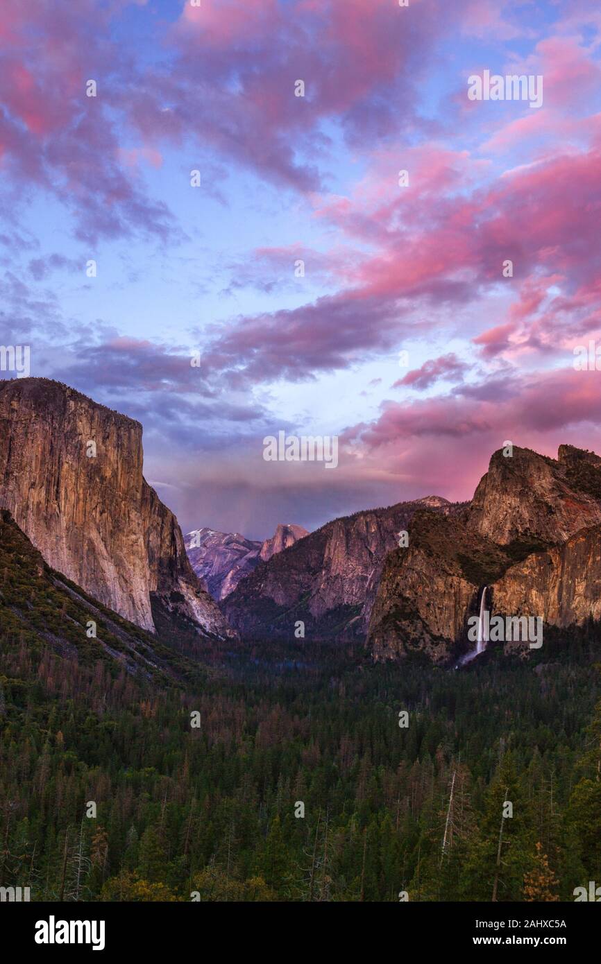 Yosemite National Park seen at sunset from the Tunnel View overlook ...