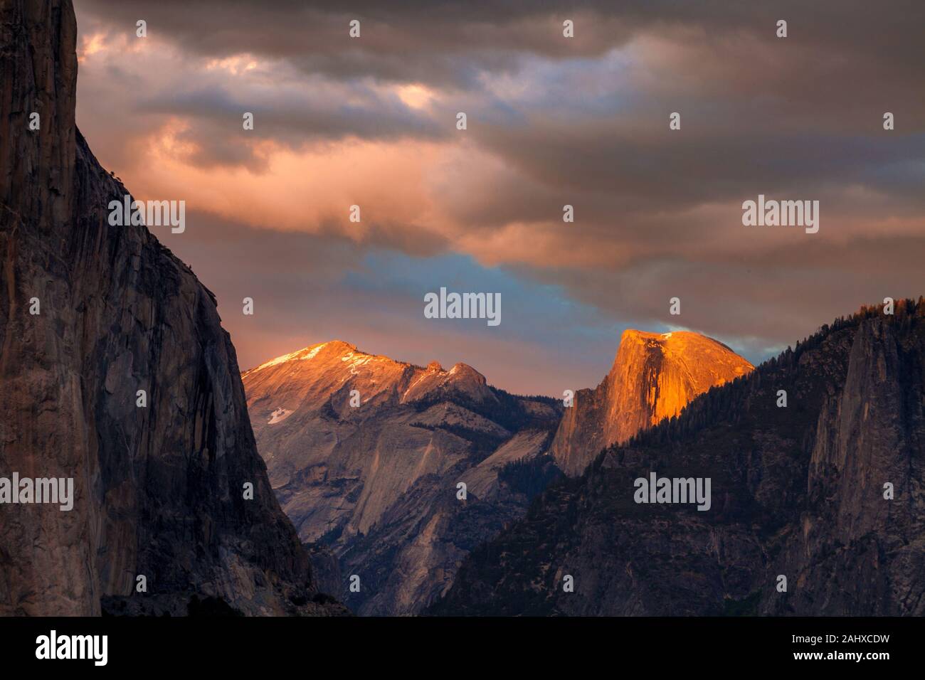 Half Dome at dusk seen from the Yosemite Tunnel View overlook Stock ...