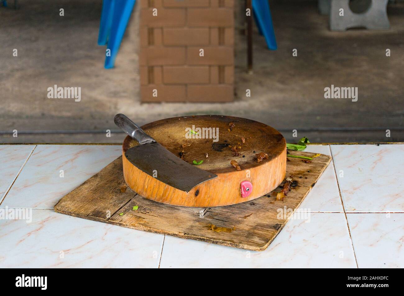 Meat cleaver on dirty cutting board. Butcher cooking knife and messy ...